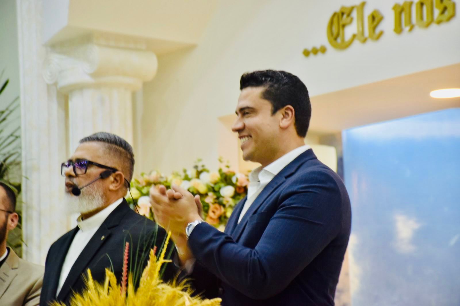 Rodrigo Pinheiro é aplaudido por centenas de fiéis em comemoração aos ...